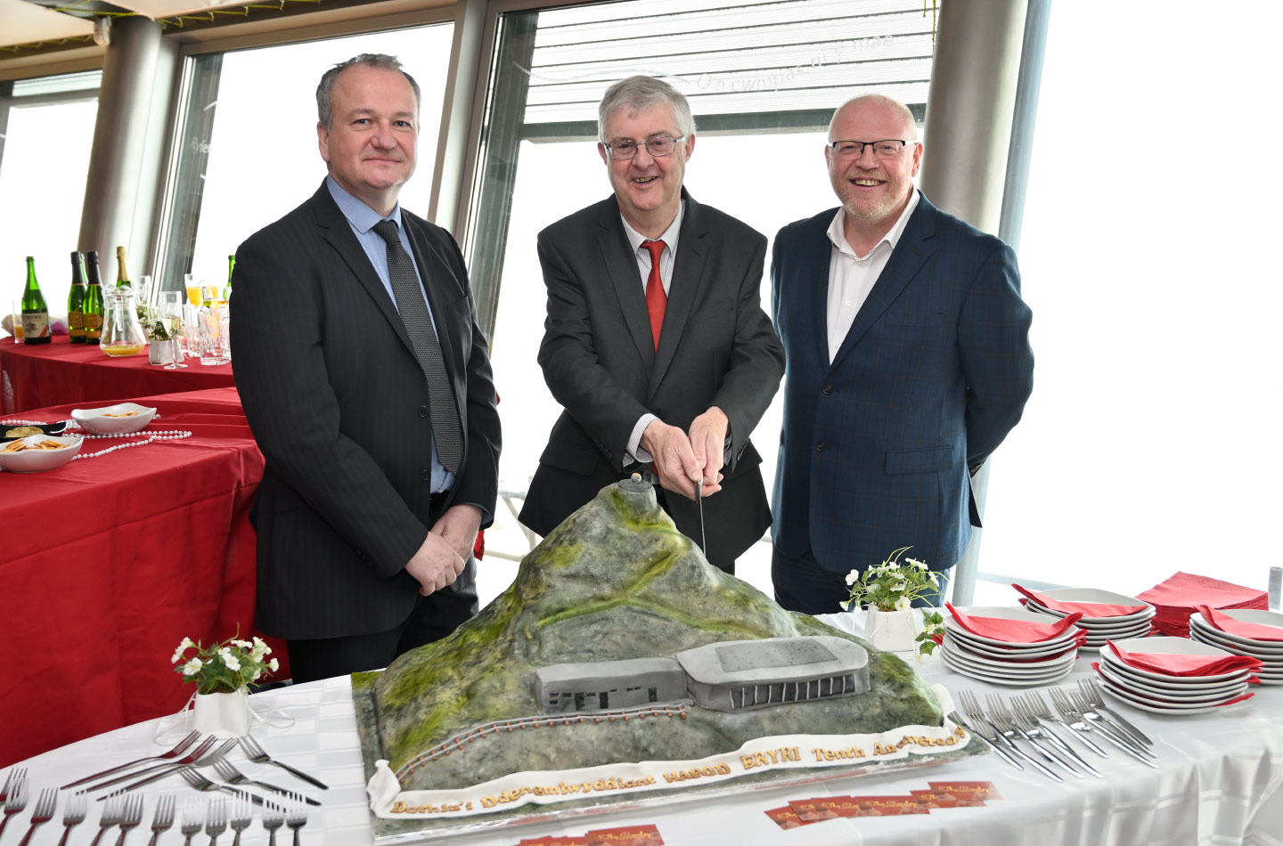 Welsh First Minister unveils plaque to mark Snowdon summit building ten ...